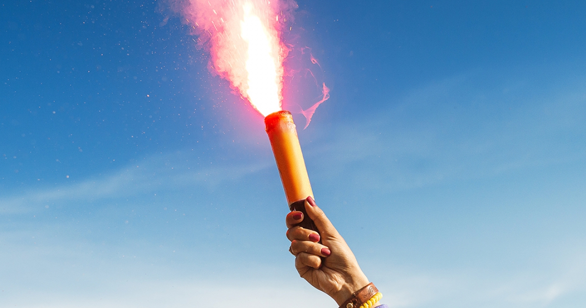 Come usare e smaltire i razzi di segnalazione nautici in sicurezza